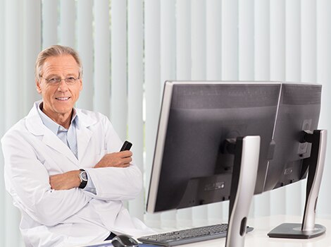 Radiologist using ViewPoint 6 Direct Connect and dictation system